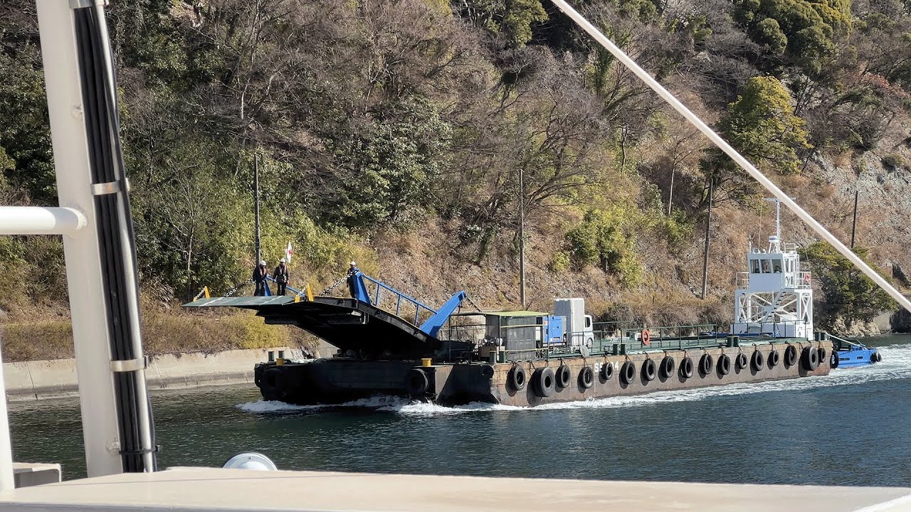 【横須賀軍港めぐり番外編】 新井掘割水路のすれ違い、反対側から船が来た、汽笛を3回鳴らしお先にどうぞ - YouTube