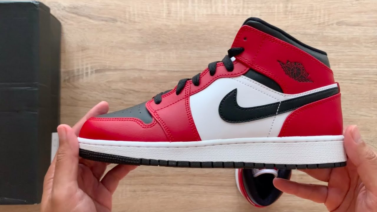 UNBOXING AND UP-CLOSE VIEW AIR JORDAN 1 MID CHICAGO BLACK TOE GS - YouTube
