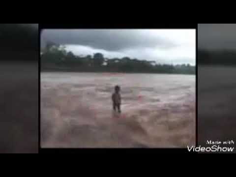 Allahın möcüzəsi  selə qarşı  dayanğlı olan uşaq