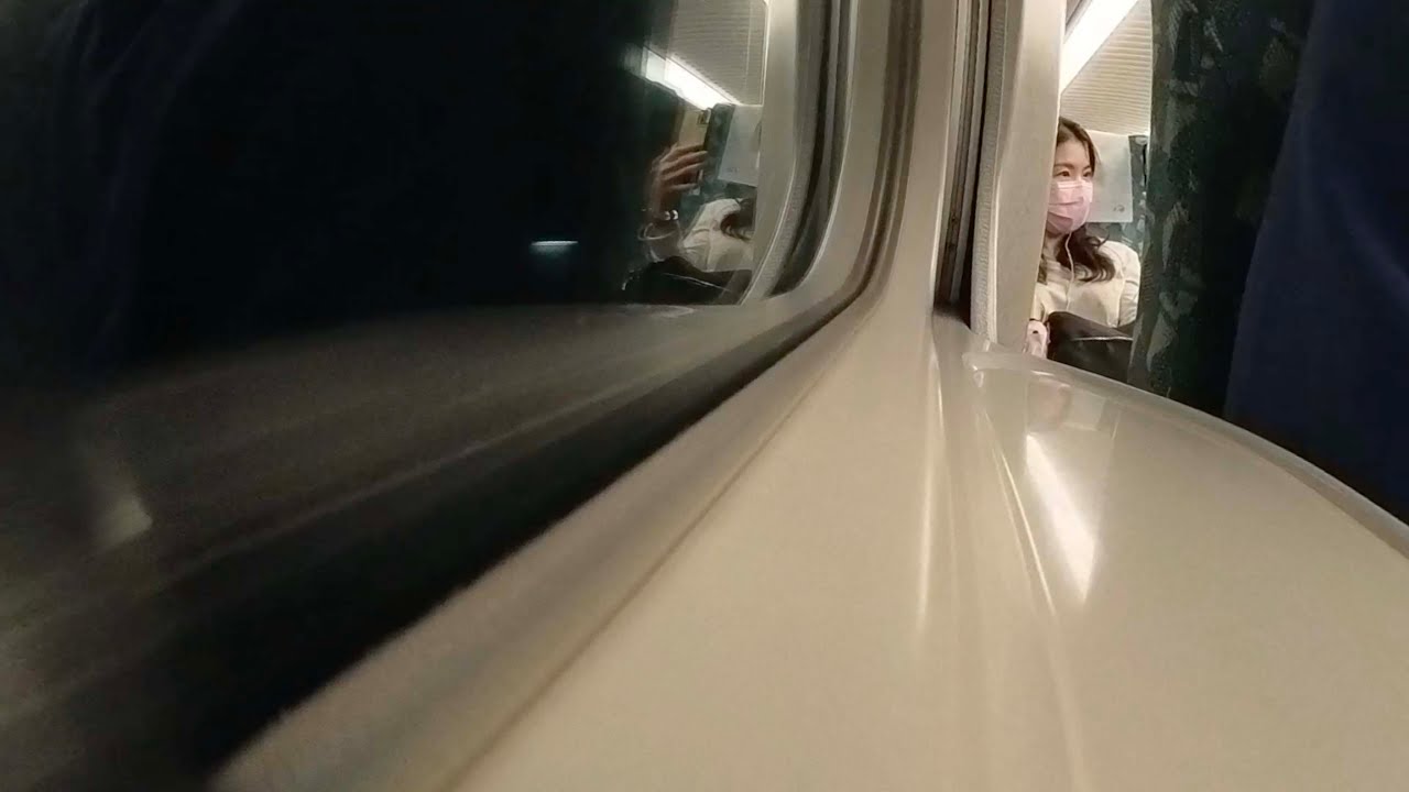 [Tinder Date] Lady taking selfie shot in Taiwan High Speed Rail Train ...