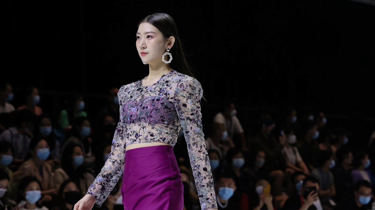 MAGGIE MA马婧 | 第十届深圳原创时装周 - YouTube