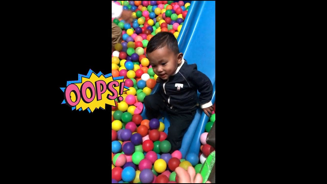 Si aim mandi bola dan main trampolin - YouTube