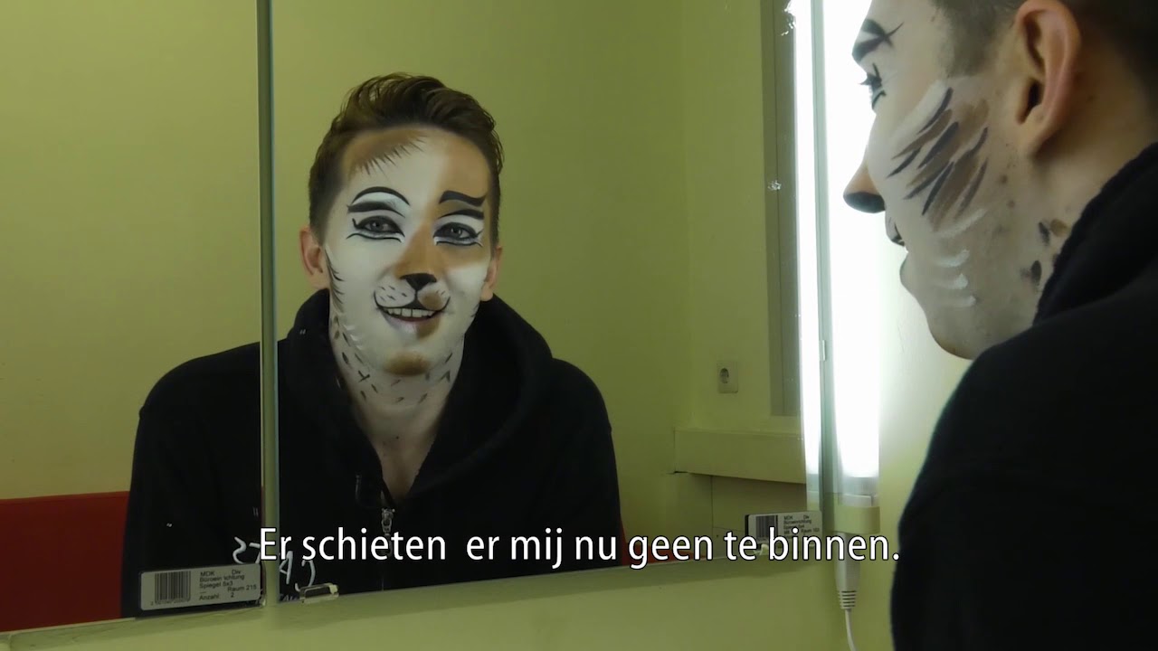 Backstage bij CATS: Het Nederlands van Dane Quixall - YouTube