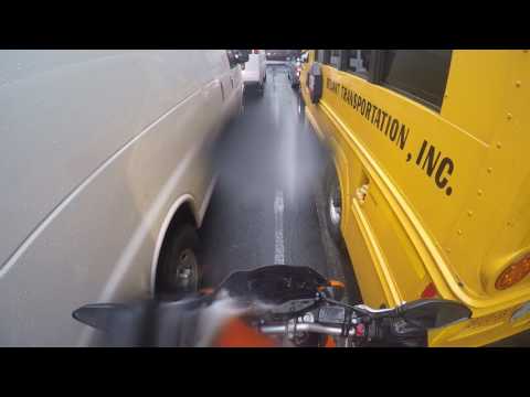 Bazıları seni görür trafikte beklemeni istemez