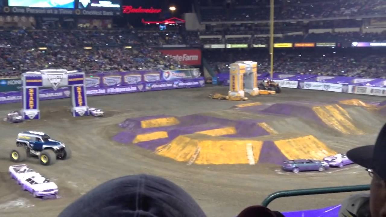 Monster Jam 2015 Anaheim Qualifying - YouTube