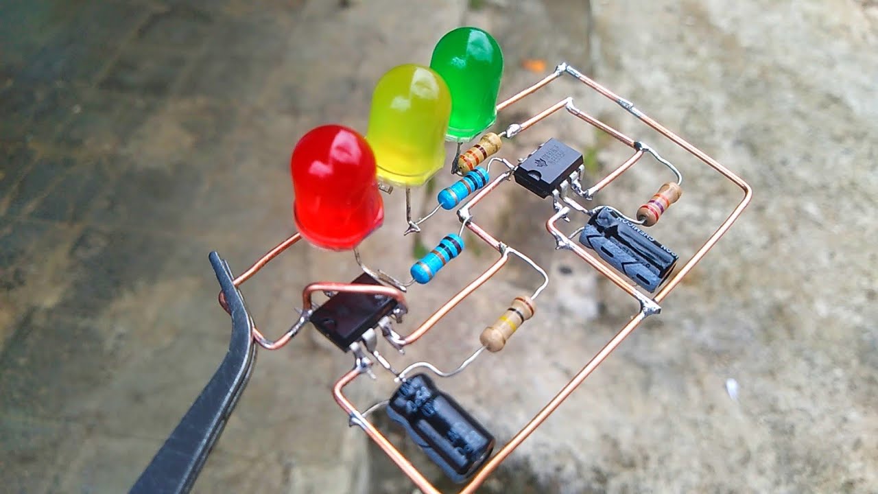 Traffic light ne555 project - YouTube