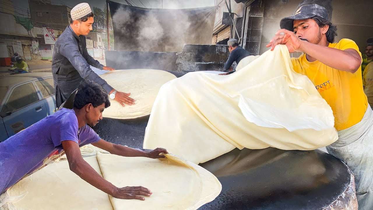 Manda Roti preparing process l Famous street food of Pakistan - YouTube