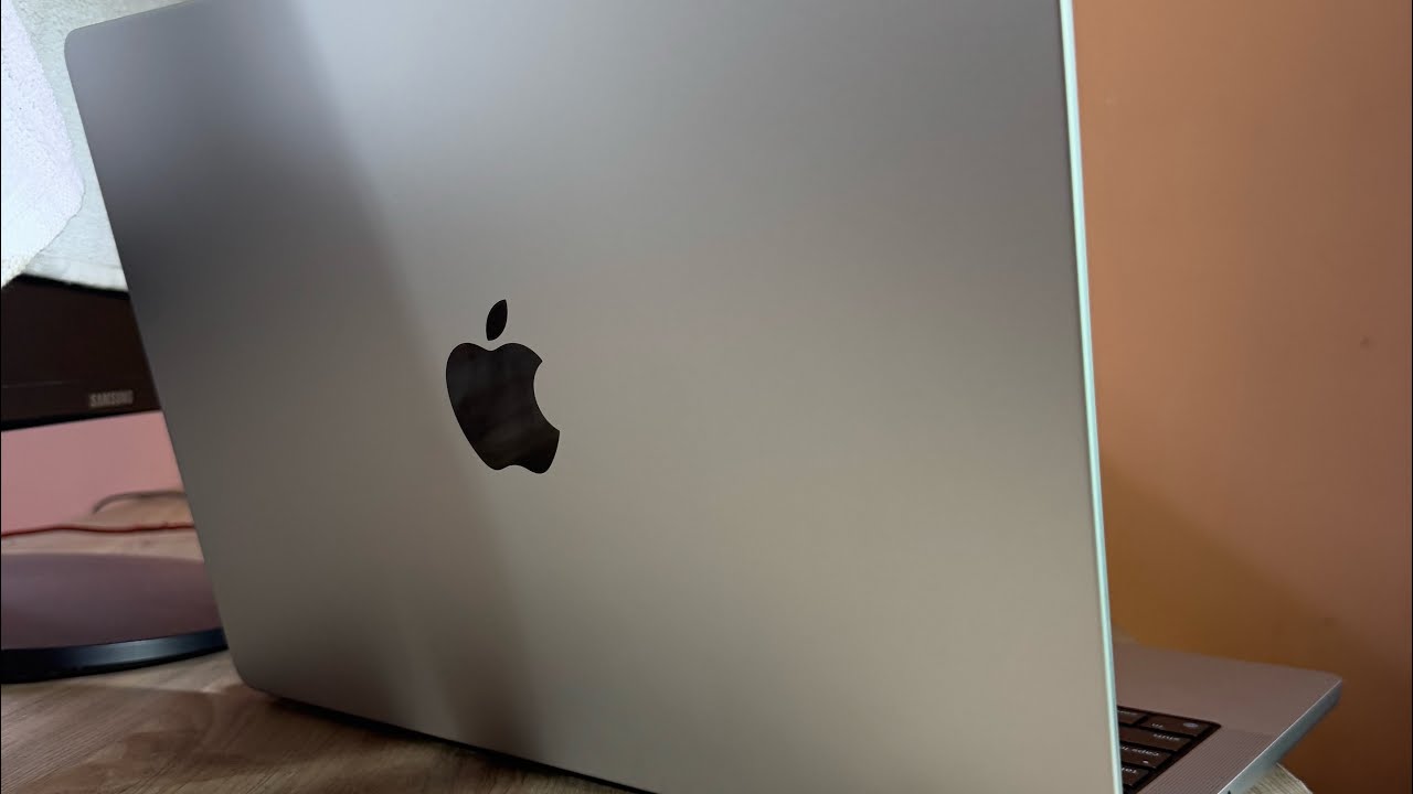 MacBook Pro - Shopping Vlog - YouTube