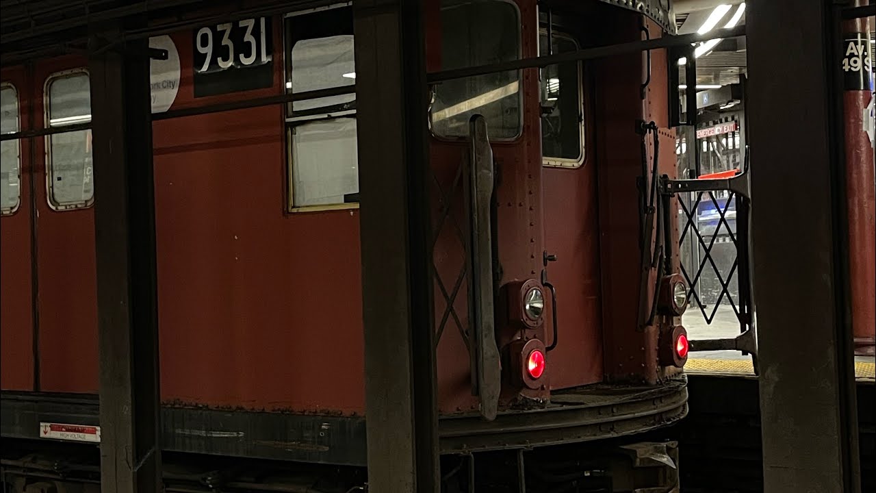 R33 Redbird garbage train at 138th St-Grand Concourse - YouTube