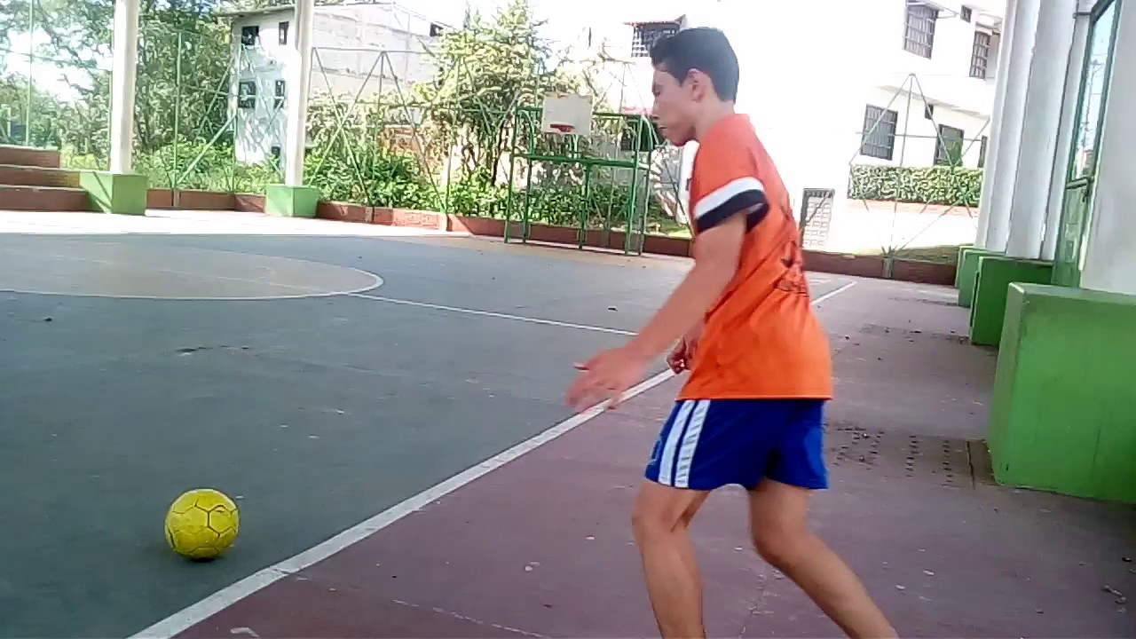 Como patear con comba el balon - YouTube
