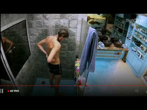 BBB20 Daniel tomando banho
