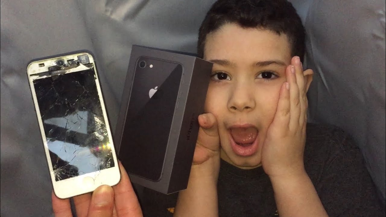 GIVING BROKEN IPHONE 8 TO 7 YEARS OLD BROTHER PRANK!!😱(HE WAS SO HAPPY ...