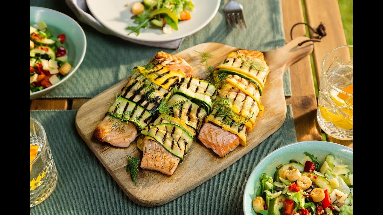 Zalm-courgettepakketjes van de barbecue | PLUS | BBQ - YouTube