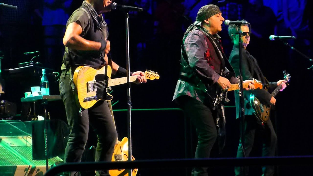 Bruce Springsteen "Because The Night" St.Paul,Mn 2/29/16 HD - YouTube
