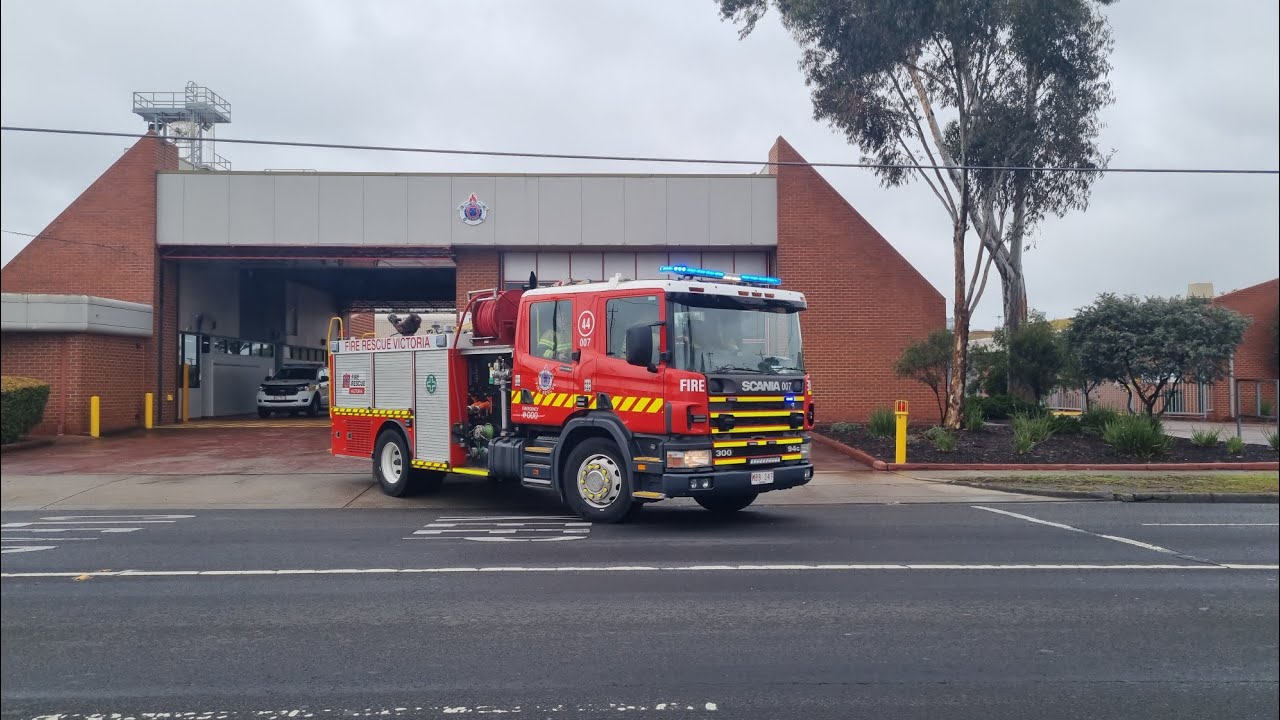 Turnout: FRV Pumper 44A (spare car 007) responding to an FIP full call ...