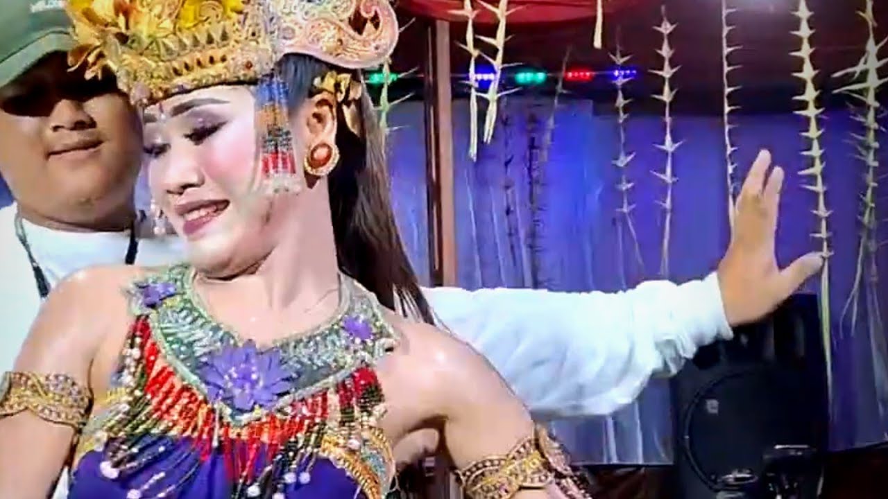 GERIMIS MENGUNDANG versi Kadek Devi - YouTube