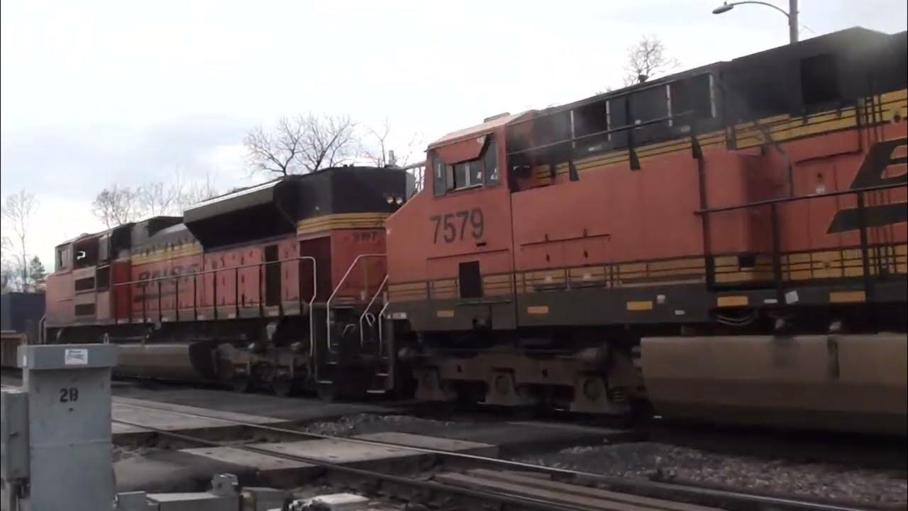 BNSF #7118 Leads EB Stacktrain. Olathe, KS 12/30/23 - YouTube