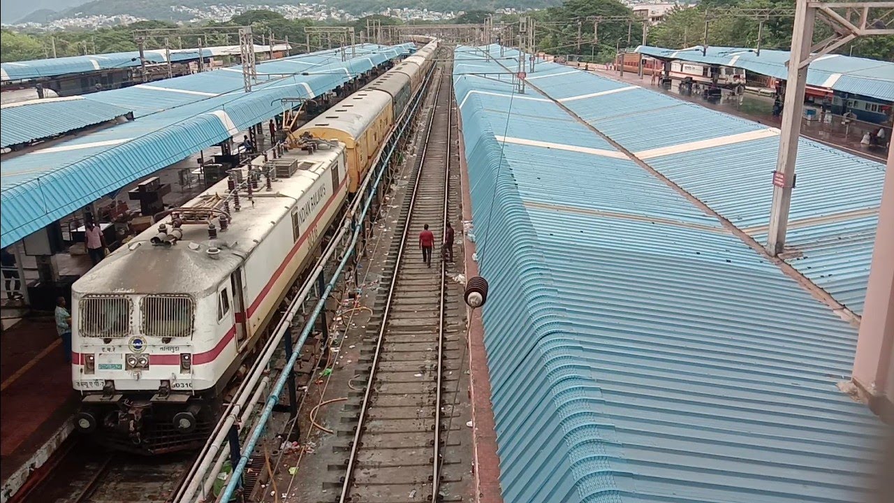PRASANTHI EXPRESS GRAND ENTRY VISAKHAPATNAM RAILWAY STATION - YouTube