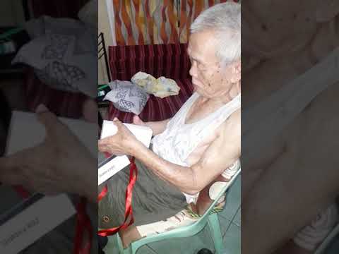 unboxing the gift  of my father in law...@ 83 years old, still kicking...