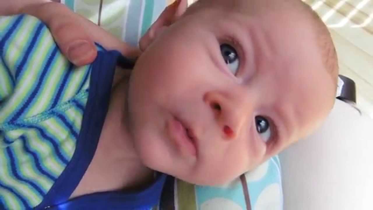 Baby singing/ bébé chante - YouTube