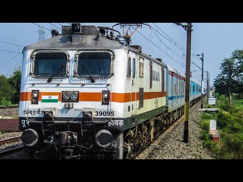 17326 Mysuru-Belagavi Vishwamanava Express Crossing Dharwad Station ...