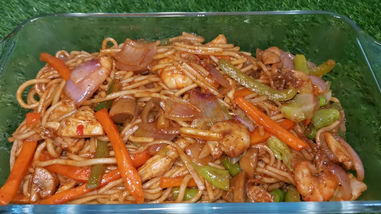 Restaurant Style chicken Chowmin Recipe - YouTube