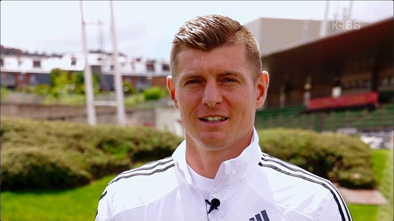 Toni Kroos Academy - Toni Kroos teaching football - YouTube