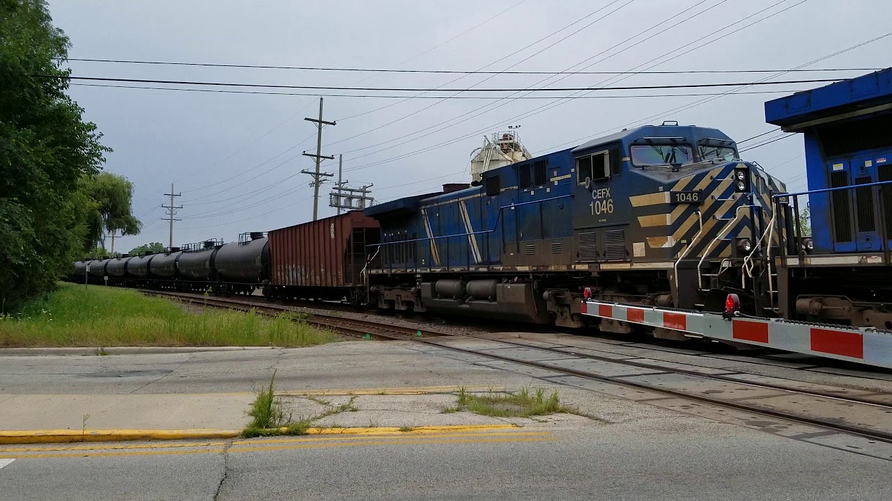 CEFX AC44 duo leads CP 581 through Des Plaines - YouTube