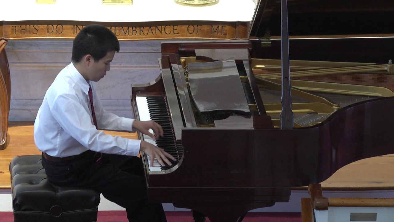 Moses Wang plays Liszt La Campanella - YouTube