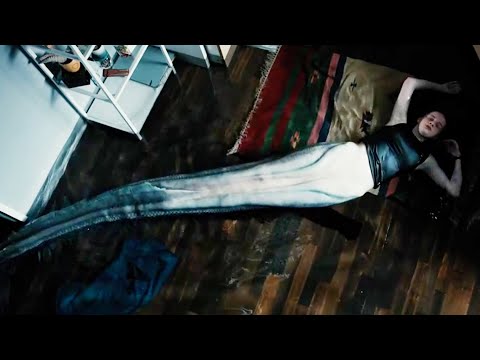 Fille mangeant un bébé poisson rouge cru【Film pop-corn】