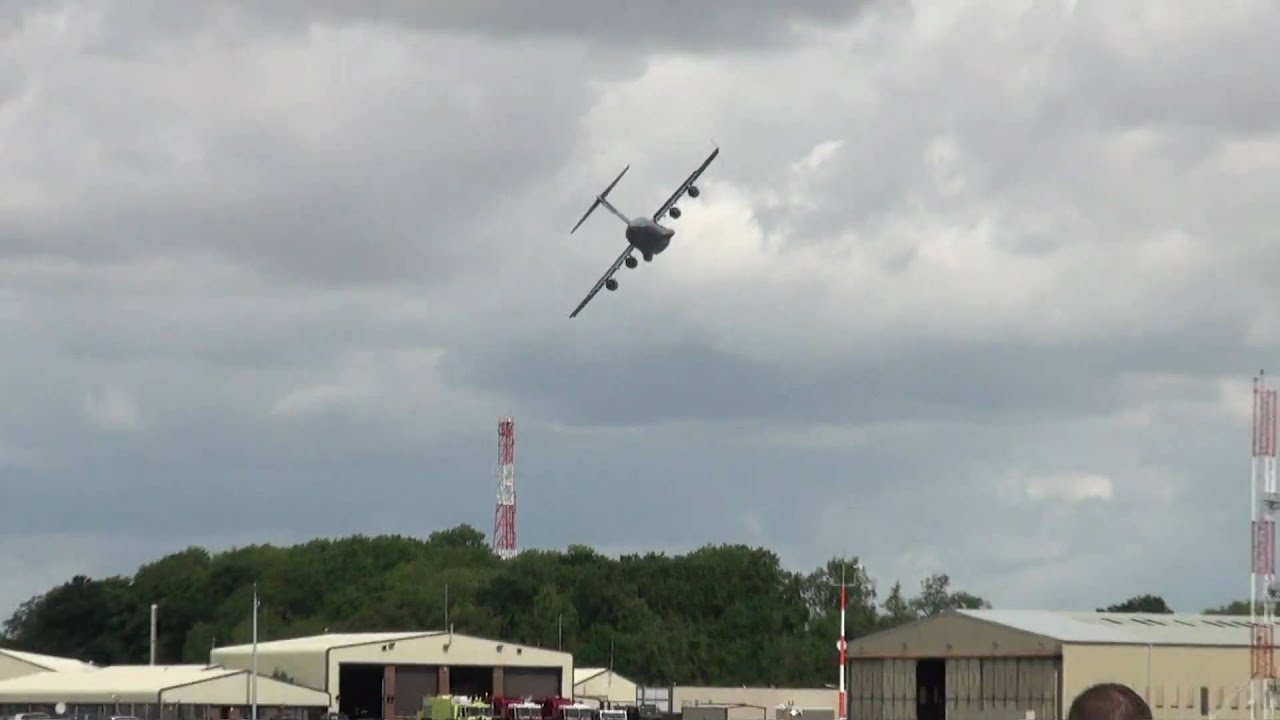 C-17 Pylon Racing @ RIAT 2010 - YouTube
