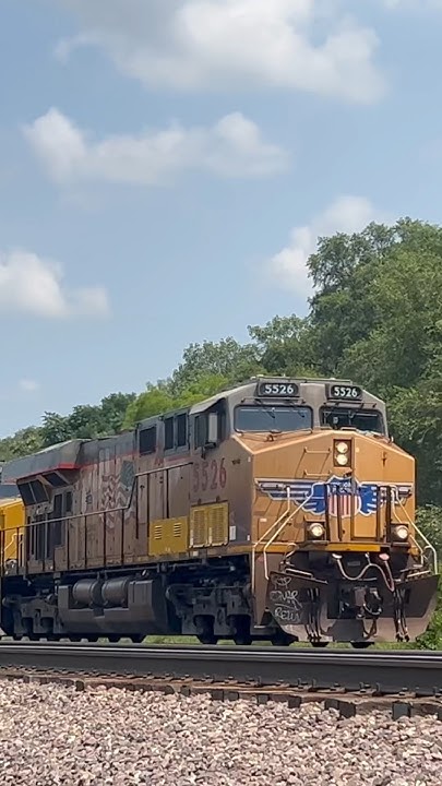 UP 5526 leads coal train past Elmhurst - YouTube