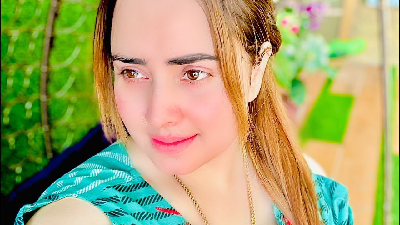Nadia Gul New Song //DA TORO GARO PA SAR //2022 In Peshawar Show - YouTube
