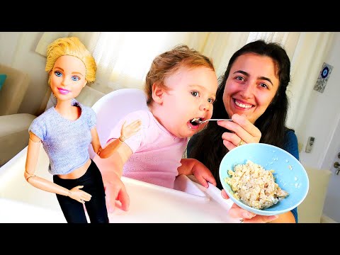 Kız oyunları. Sevcan yorulunca Barbie Derin'in mamasını hazırlıyor