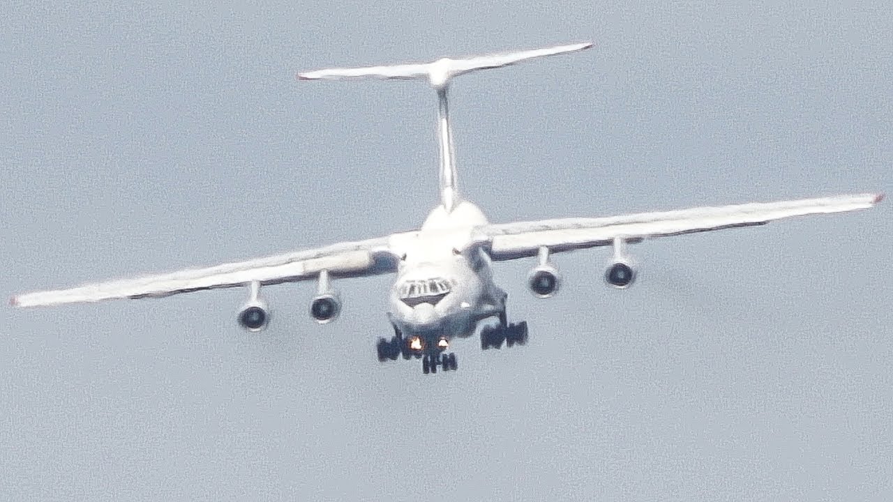 Crazy ILYUSHIN IL-76 DIVE DOWN Manoeuver on APPROACH + LANDING (4K ...