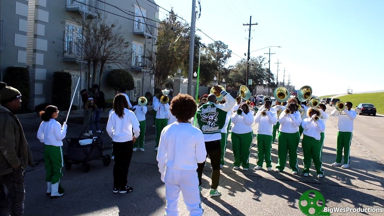 Walter L Cohen Marching Band playing "Baller Blockin"@Jingle On The ...