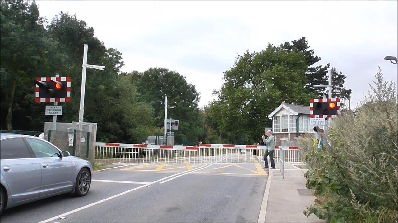 Metheringham Level Crossing - YouTube
