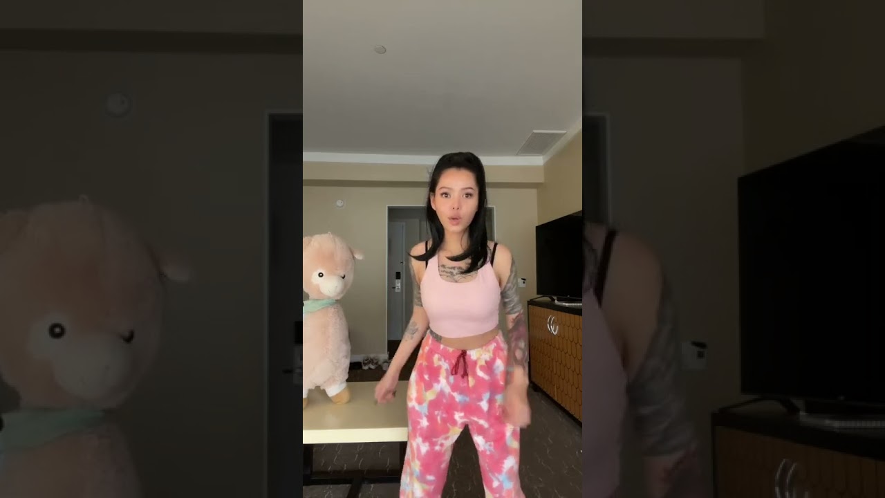 Bella poarch 🎶 TIK Tok - YouTube