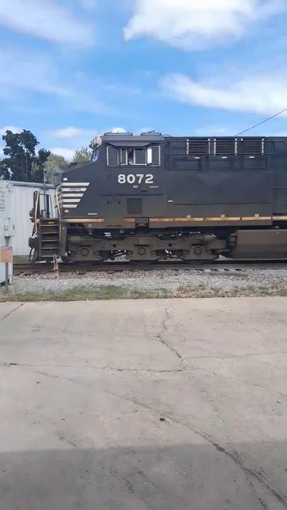 NS 8072 & UP 8179 & UP 8673 Leads Long EB To Livonia I Think - YouTube