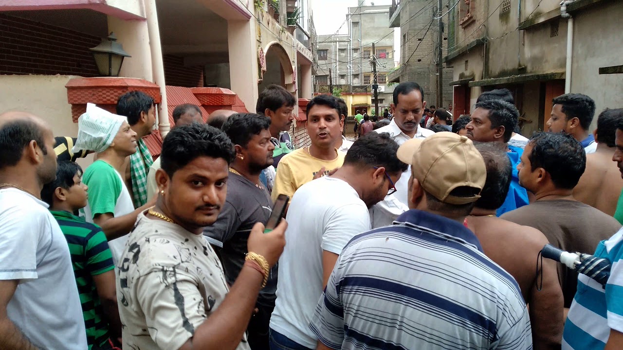 bhubaneswar-mayor-at-nayapalli-behera-sahi-during-flood-youtube