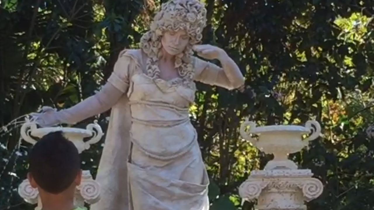 Living statue performer mesmerizing people in the Busch Gardens, Tampa ...