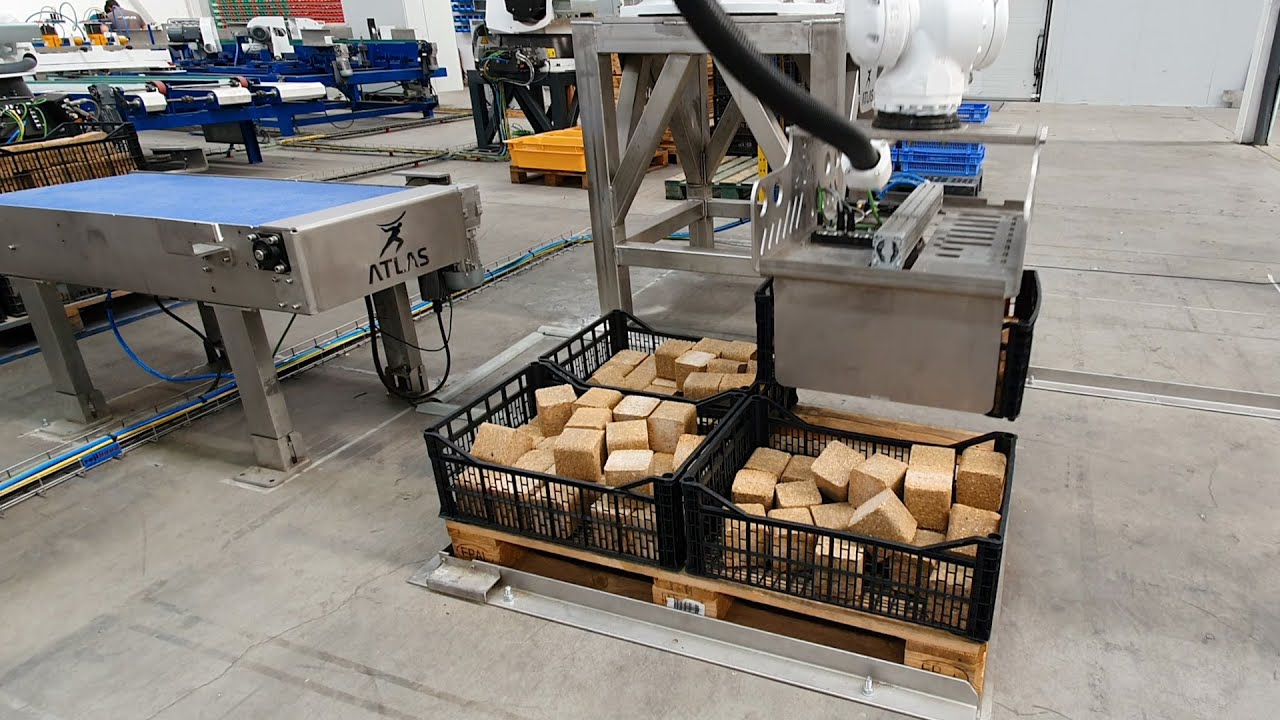 Palletising robot for plastic boxes - YouTube