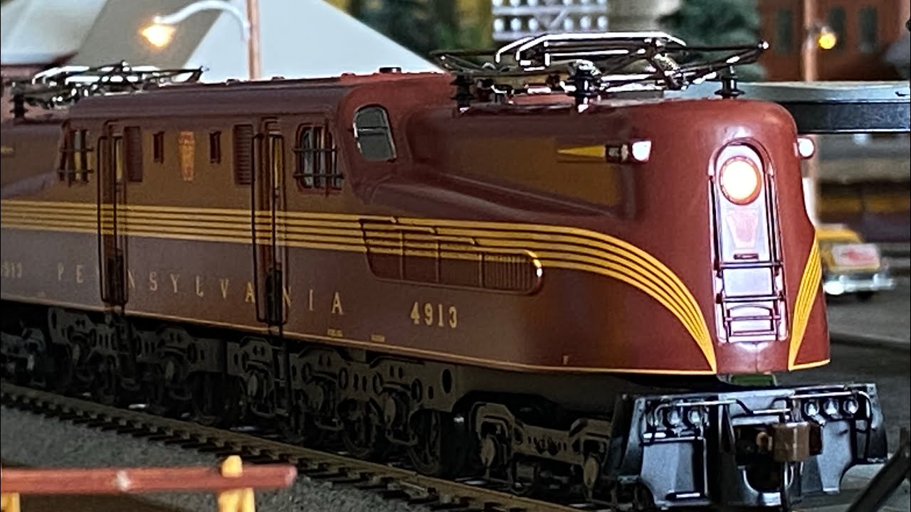 Pennsylvania GG1 #4913 Arriving Track 1 - HO Scale Model Trains - YouTube
