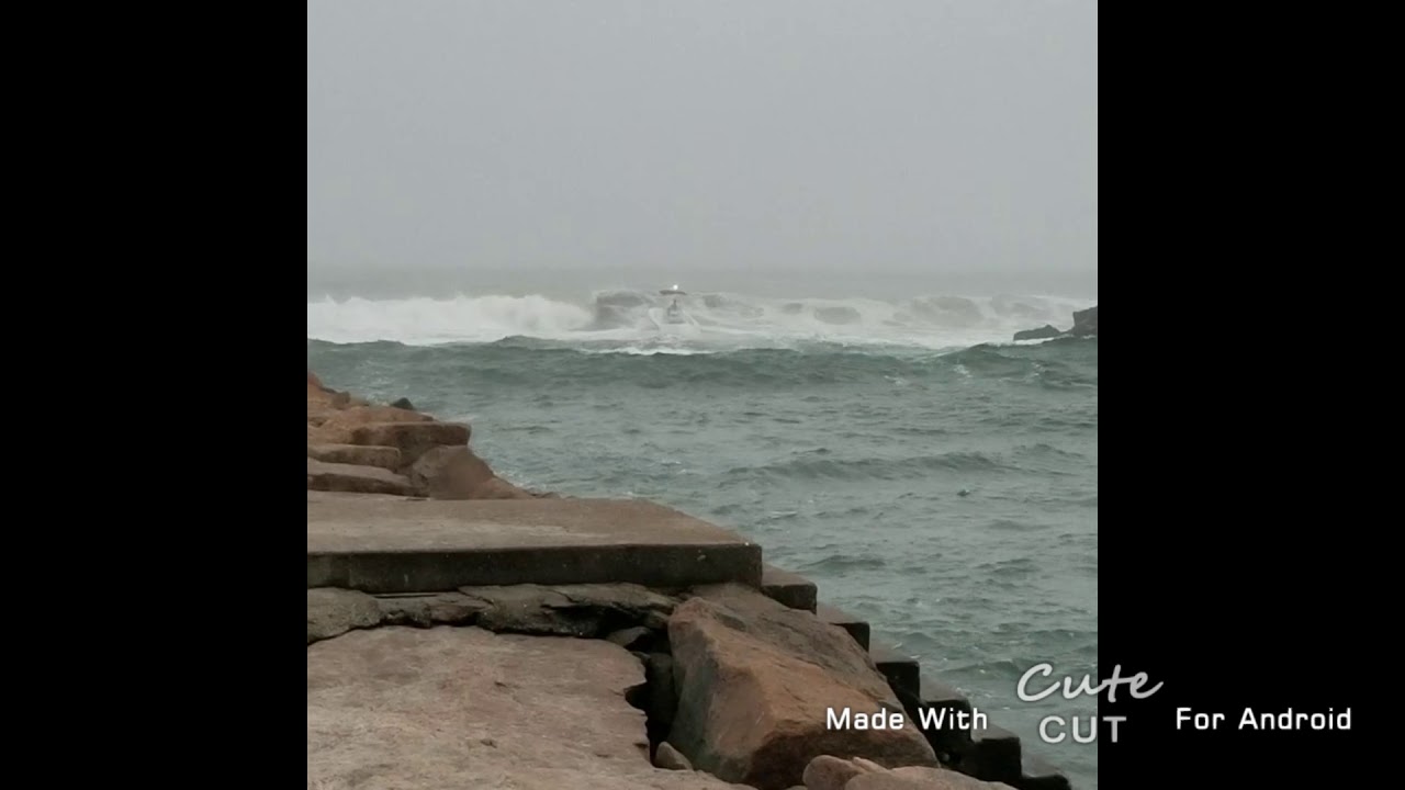 Boat gets hit by wave - YouTube
