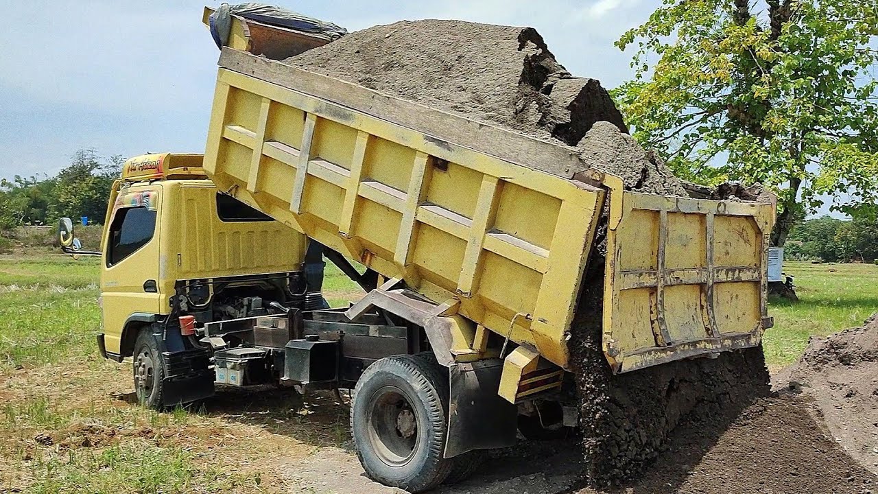 Mobil Truk Pasir Bongkar Full Muatan di Persawahan//Dump Truk - YouTube