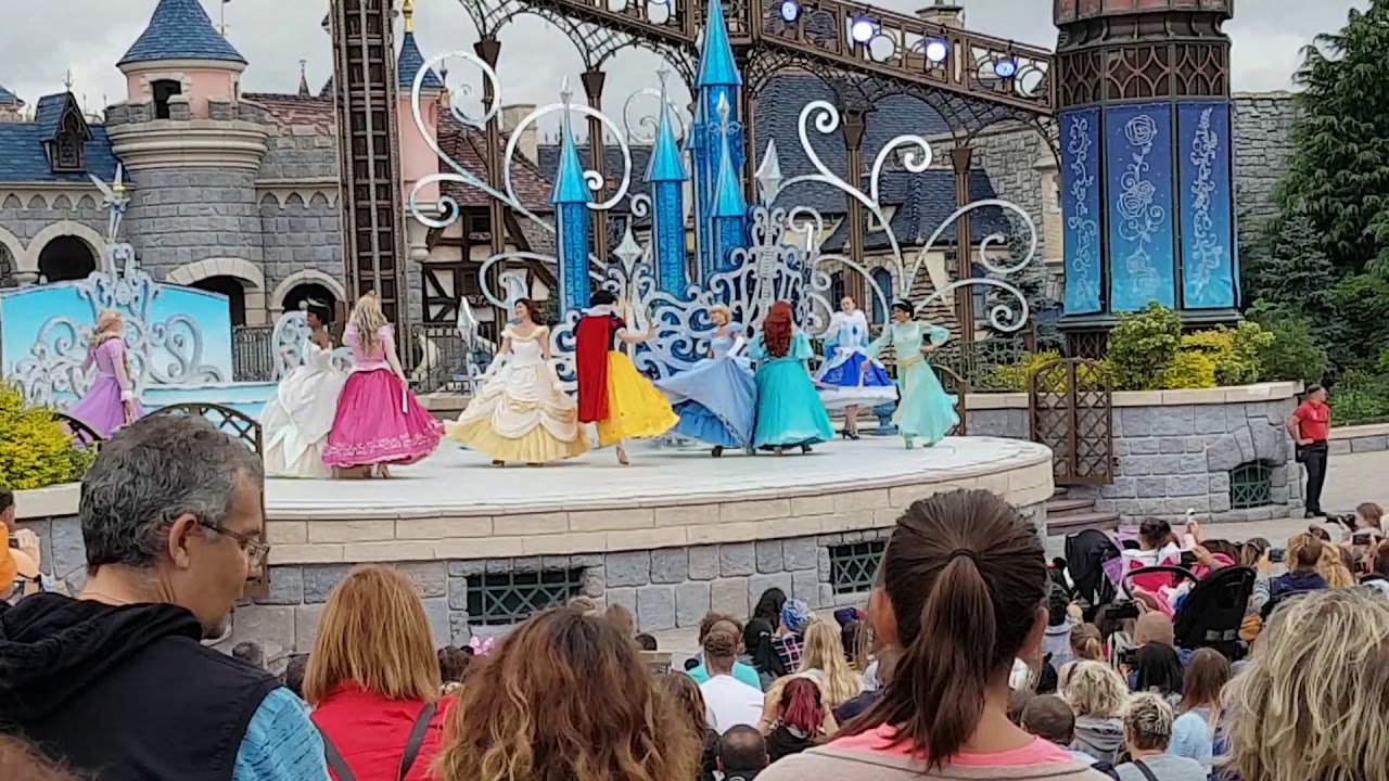 Disneyland Paris Parata principesse (2017) - YouTube