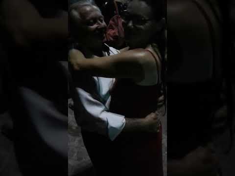 Idoso beija novinha na festa da luz 2019