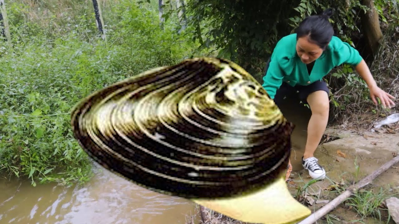 Giant Pearl King, the girl is taking out giant pearls from a strange ...