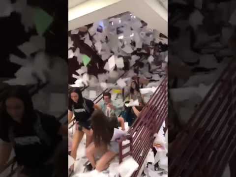 mezun oldukları okula ders notlarıyla veda eden öğrenciler