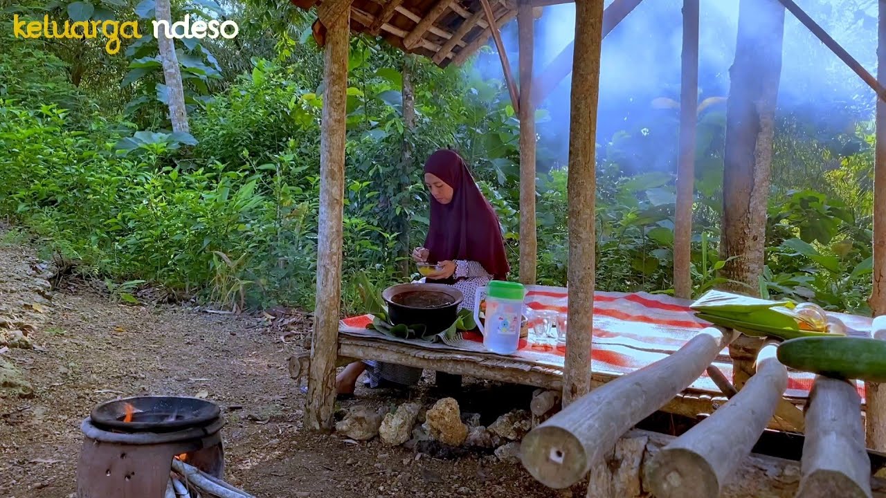 Sarapan pagi di gubuk belakang rumah dengan blendrang tewel suasana nya ...
